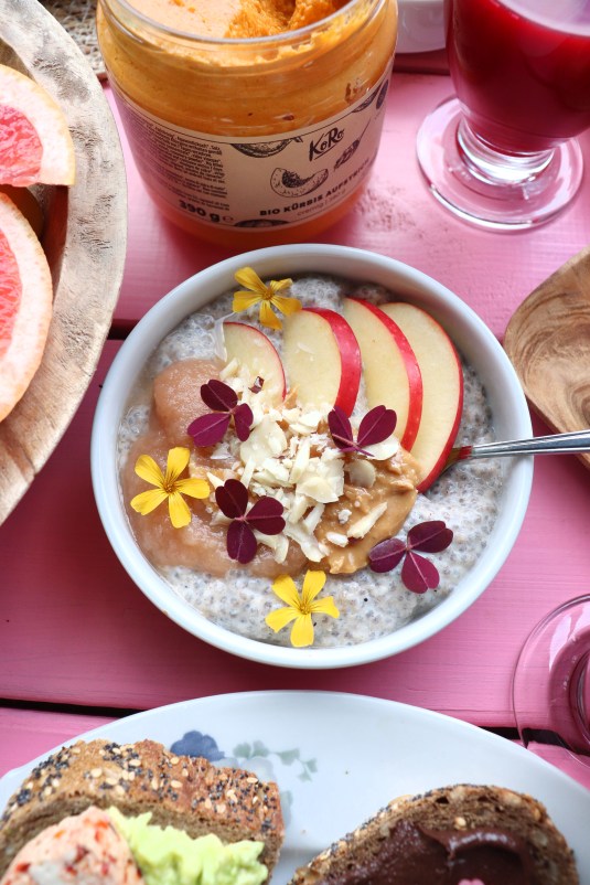 Inspiration til vegansk brunch + opskrift på chiagrød med æblemos | Mia ...